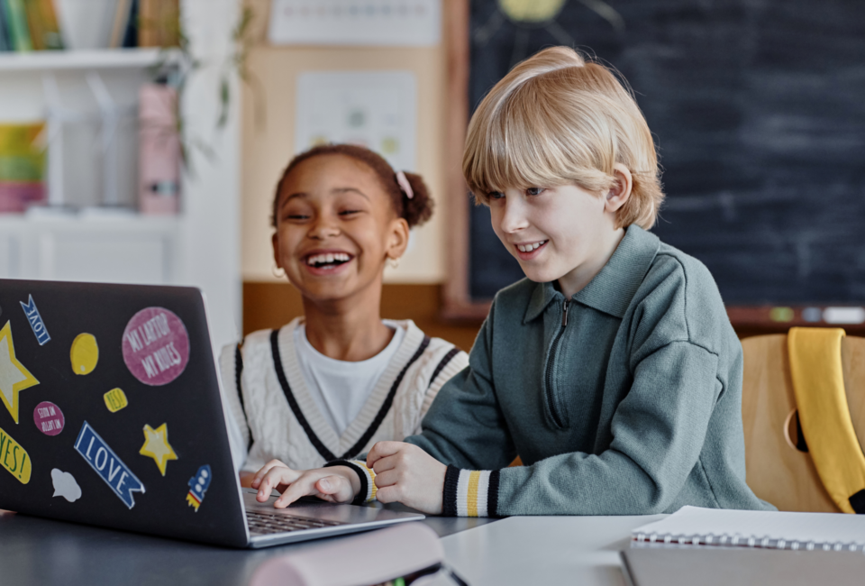 How Everyday Speech Supports Balanced Screen Time in Schools